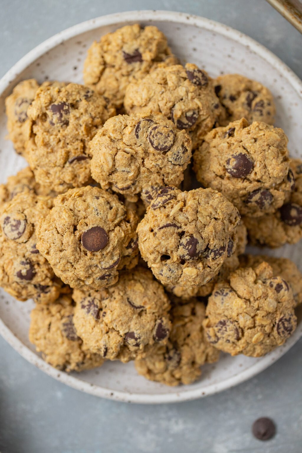 Healthy Oatmeal Chocolate Chip Cookies | The Clean Eating Couple