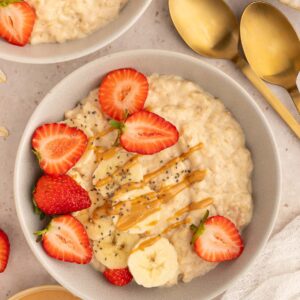 Protein Oatmeal Recipe [20g of protein, 6 Ingredients!] - The Clean ...