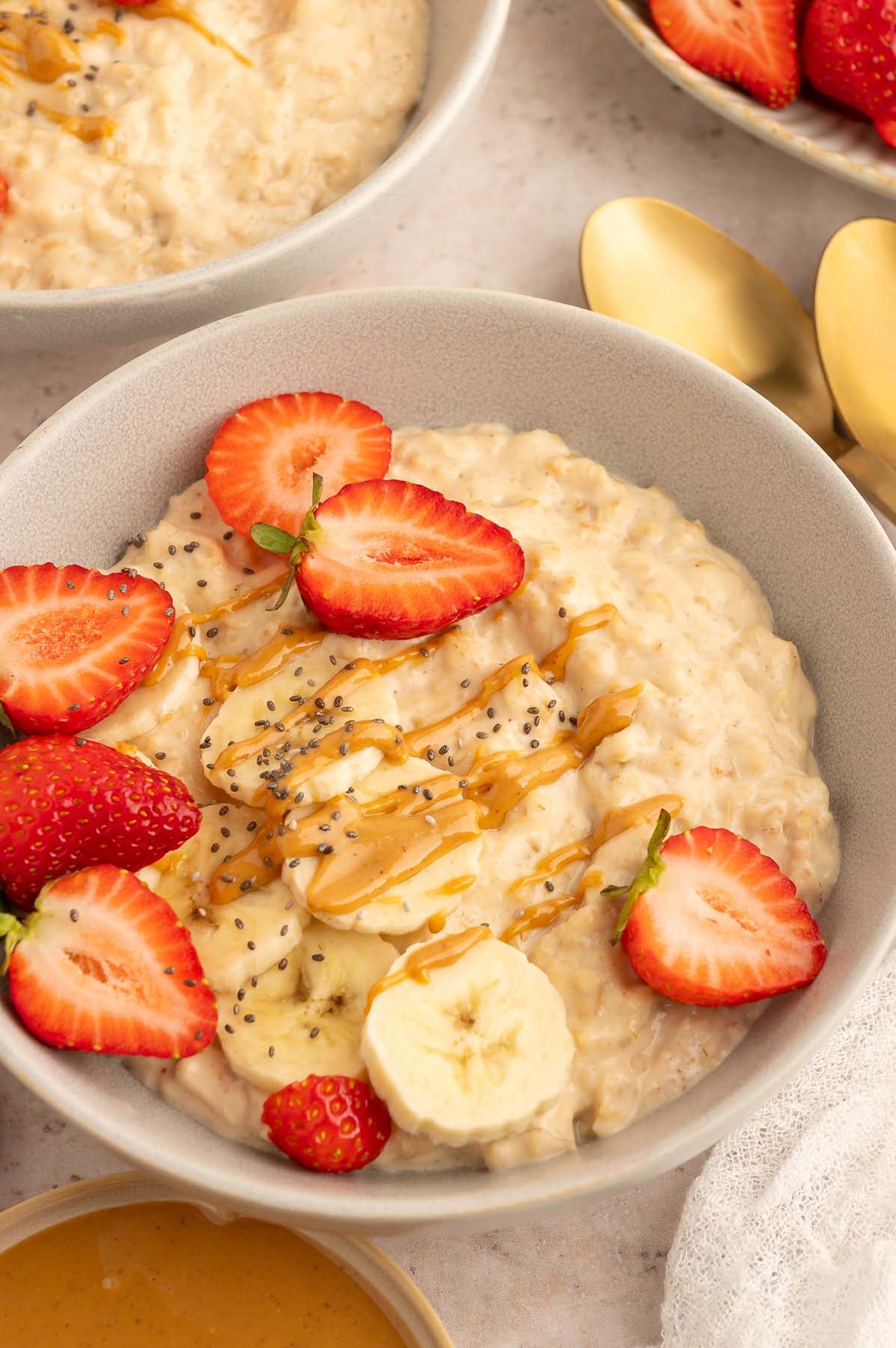 Protein Oatmeal Recipe [20g of protein, 6 Ingredients!] - The Clean ...